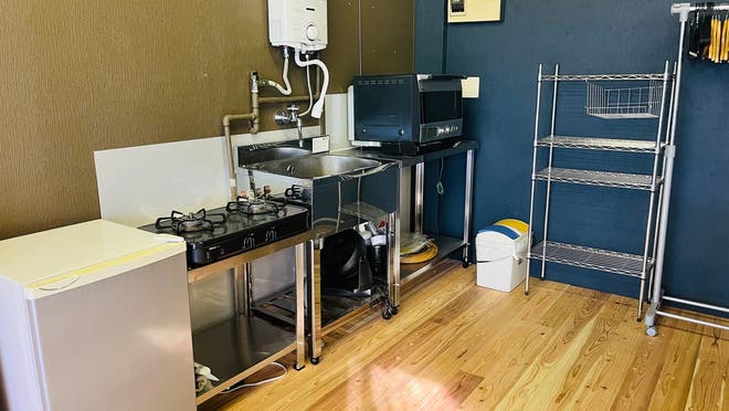 杉無垢床×ミニキッチンの自由な空間の写真3