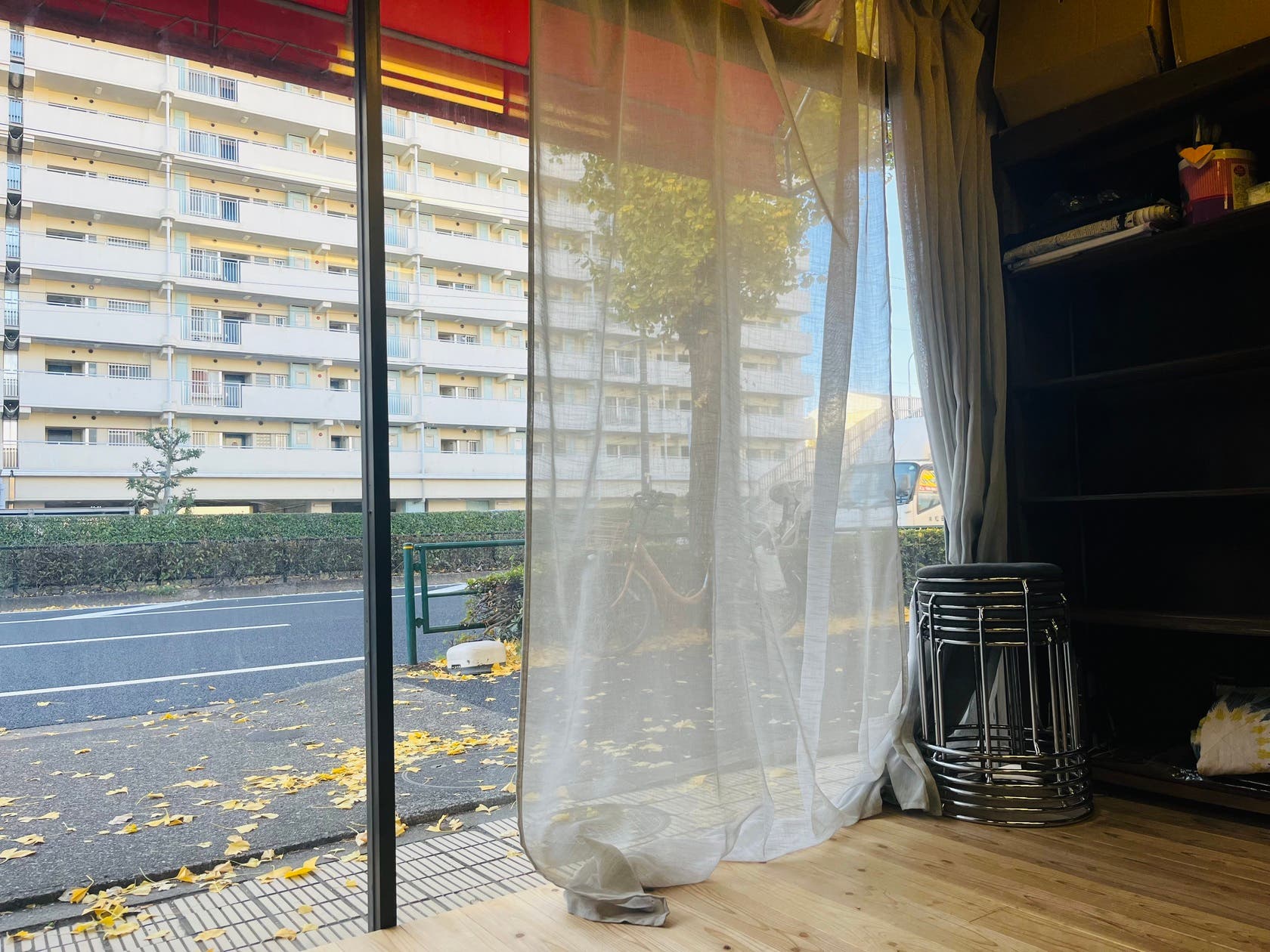 杉無垢床×ミニキッチンの自由な空間の写真4