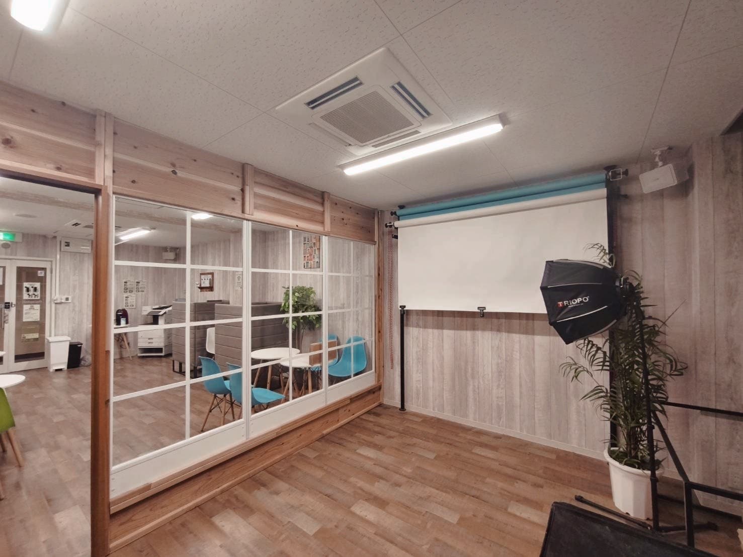 【緑地公園駅徒歩1分、駅前正面ビル】オレンジワーク緑地公園店内 スタジオB/C２部屋占有の写真1