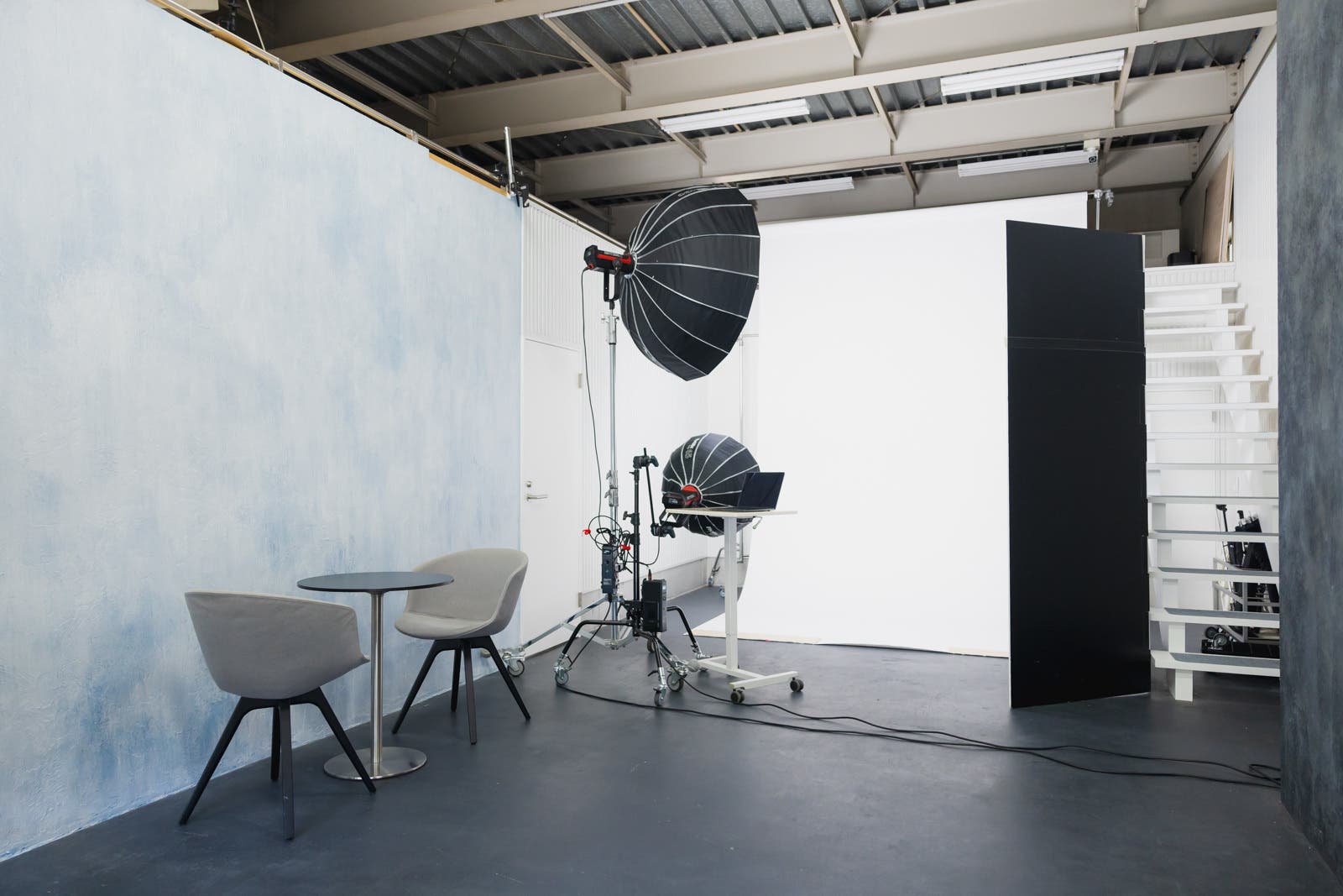 バイクなどの車両や大型犬もOK 自然光で撮れる4mのダーク壁とガルバリウム　大型照明常設の写真1