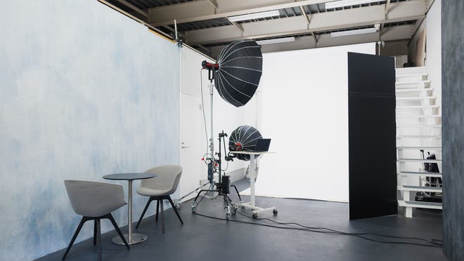 バイクなどの車両や大型犬もOK 自然光で撮れる4mのダーク壁とガルバリウム 大型照明常設の写真13