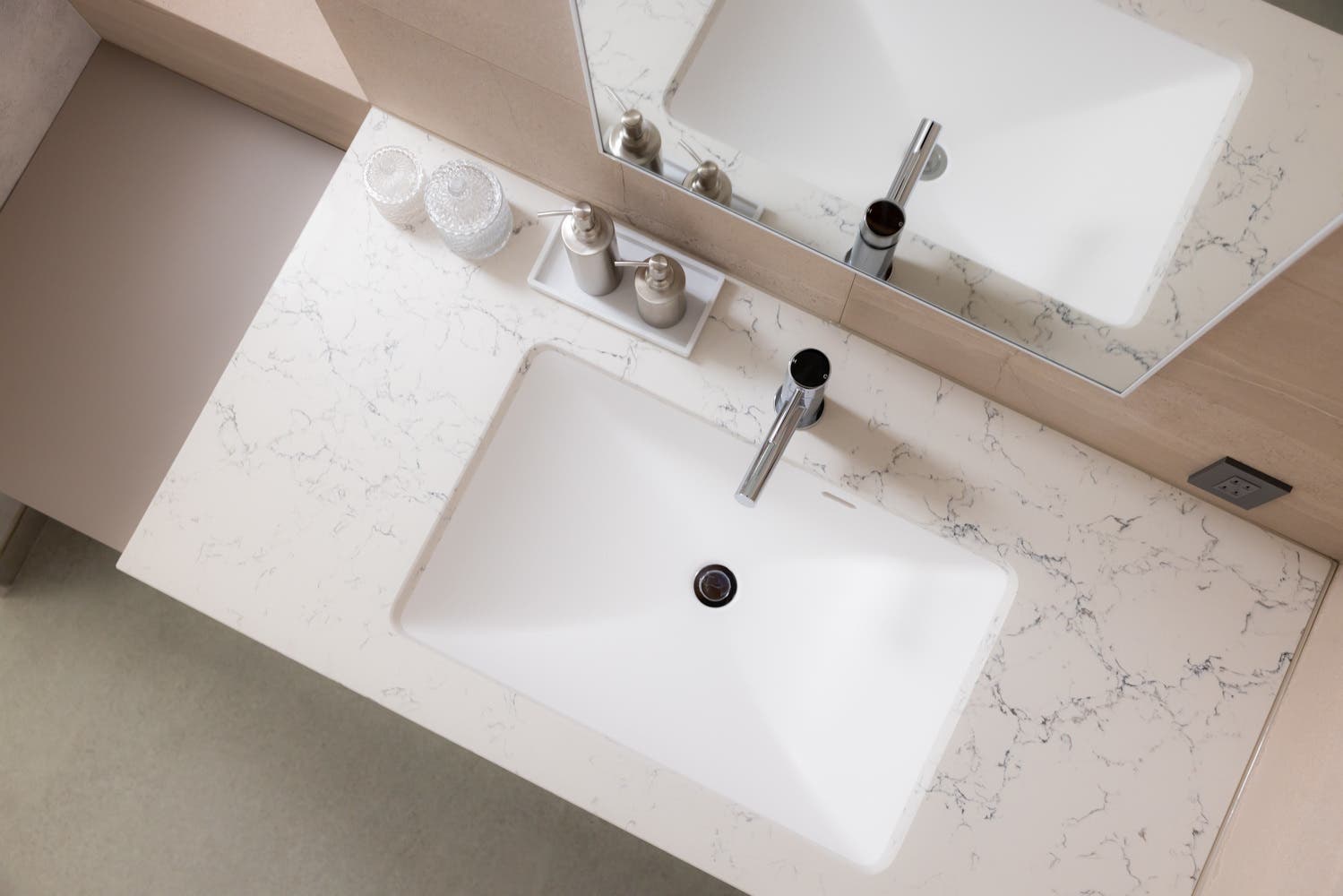 バイクなどの車両や大型犬もOK 自然光で撮れる4mのダーク壁とガルバリウム　大型照明常設の写真3