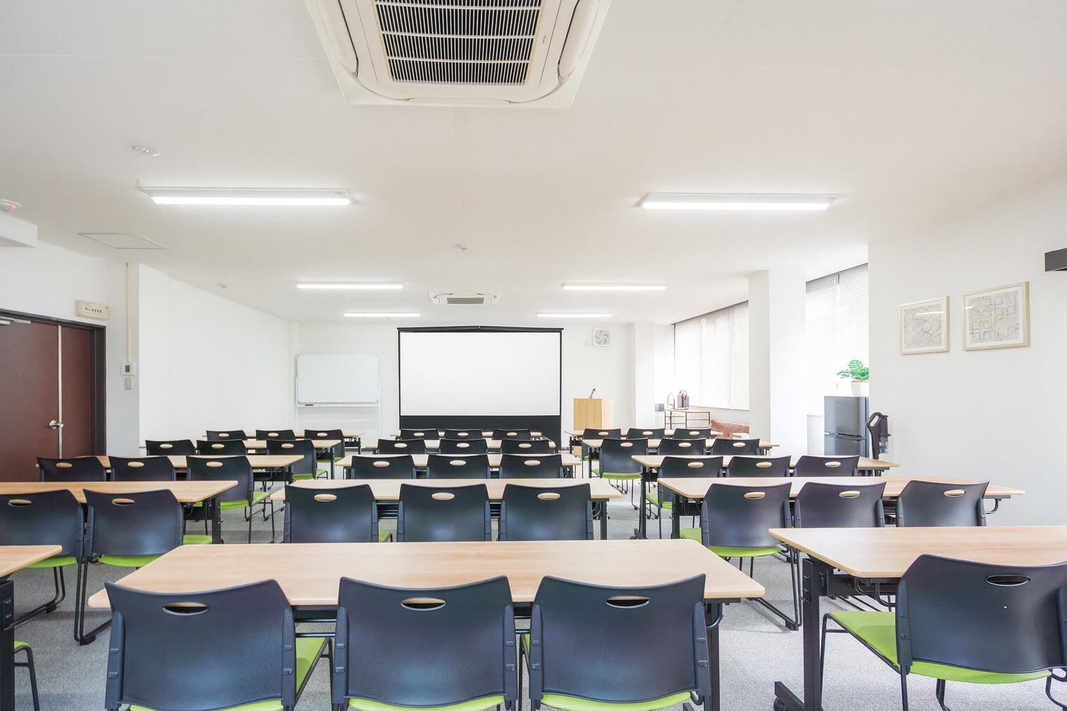 🥳【新大阪駅徒歩3分】最大50名/大画面モニタ/マイク2本無料設備充実！貸し会議室・研修セミナーに！の写真1