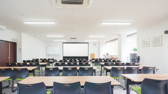 🥳【新大阪駅徒歩3分】最大50名/大画面モニタ/マイク2本無料設備充実!貸し会議室・研修セミナーに!の写真1