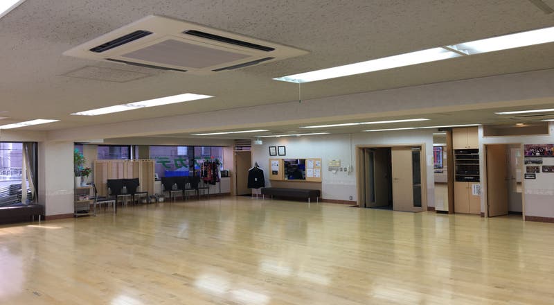 明るくて広く、膝などに優しいサスペンション入りダンスフロア