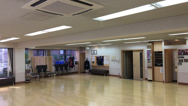 明るくて広く、膝などに優しいサスペンション入りダンスフロアです。の写真1