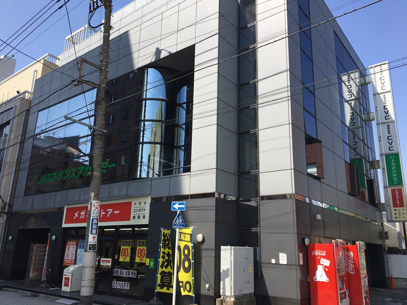 明るくて広く、膝などに優しいサスペンション入りダンスフロアです。の写真2