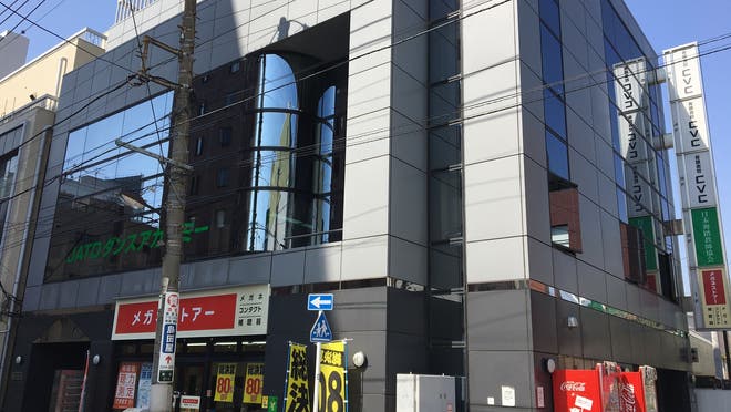 明るくて広く、膝などに優しいサスペンション入りダンスフロアです。の写真2