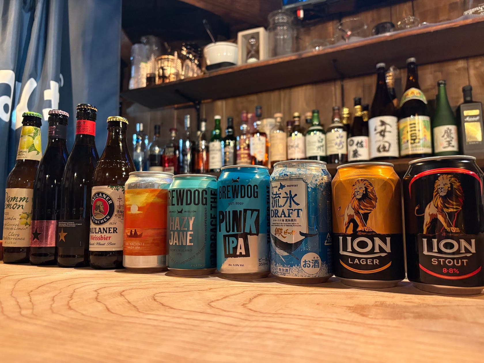 梅田駅近くの無料貸出Barの写真16