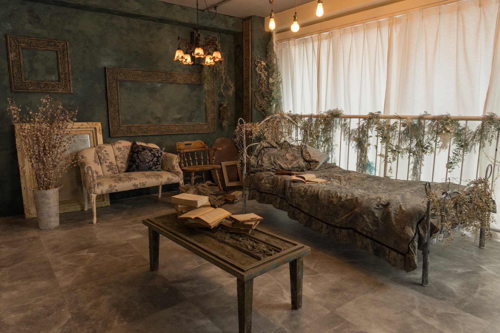 【エリックスタジオ】ダーク&クラシックの異世界空間！大きな窓も備えた廃墟風スタジオの写真5