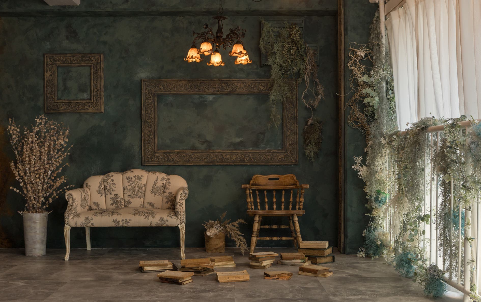 【エリックスタジオ】ダーク&クラシックの異世界空間！大きな窓も備えた廃墟風スタジオの写真10