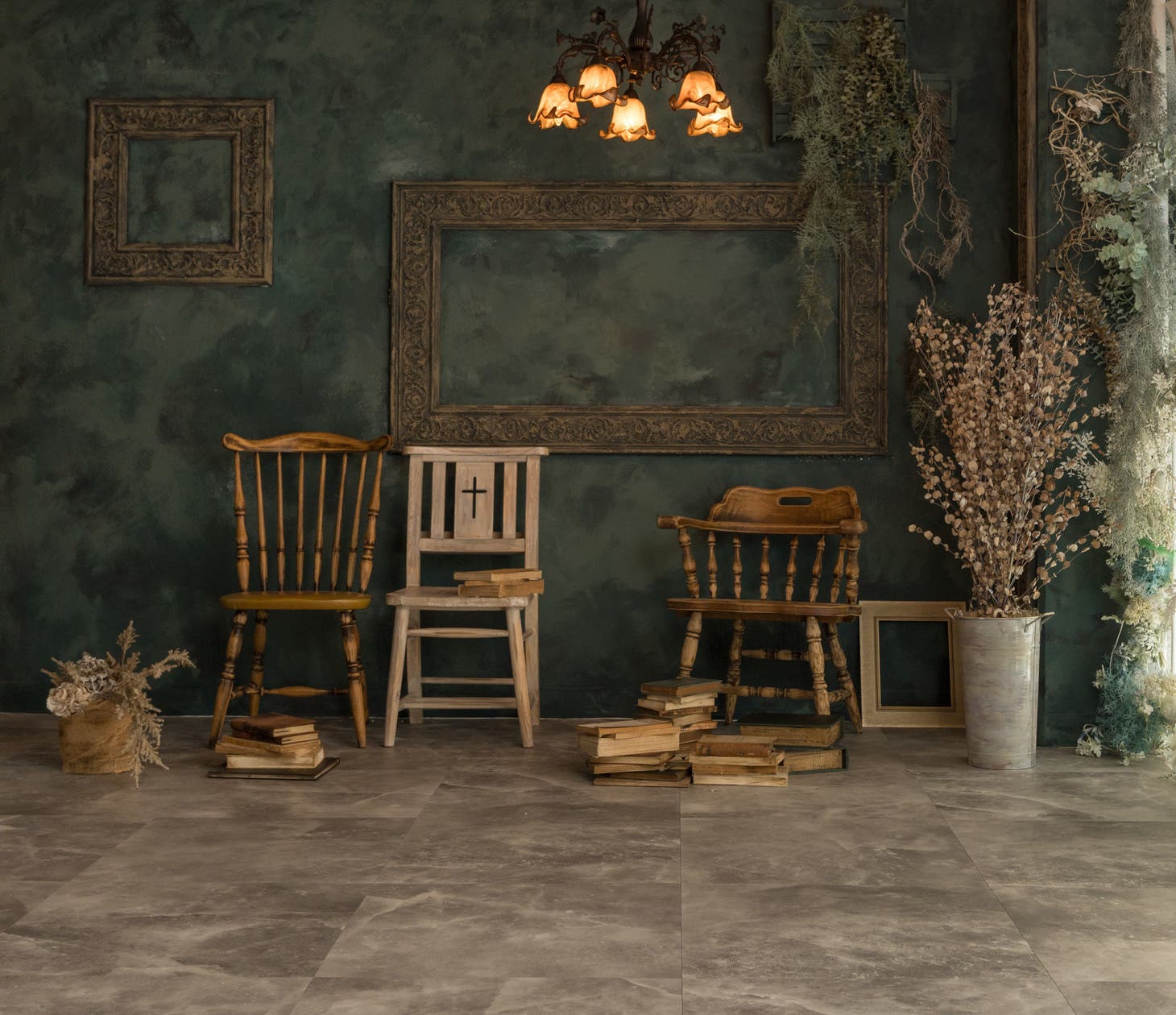 【エリックスタジオ】ダーク&クラシックの異世界空間！大きな窓も備えた廃墟風スタジオの写真11