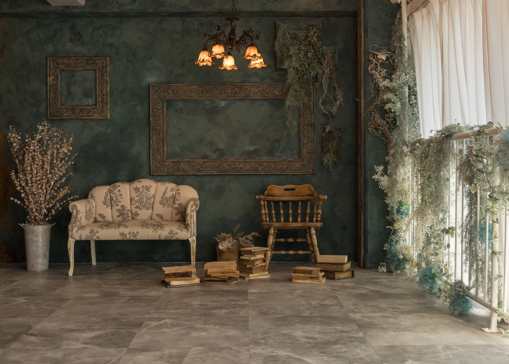 【エリックスタジオ】ダーク&クラシックの異世界空間！大きな窓も備えた廃墟風スタジオの写真2