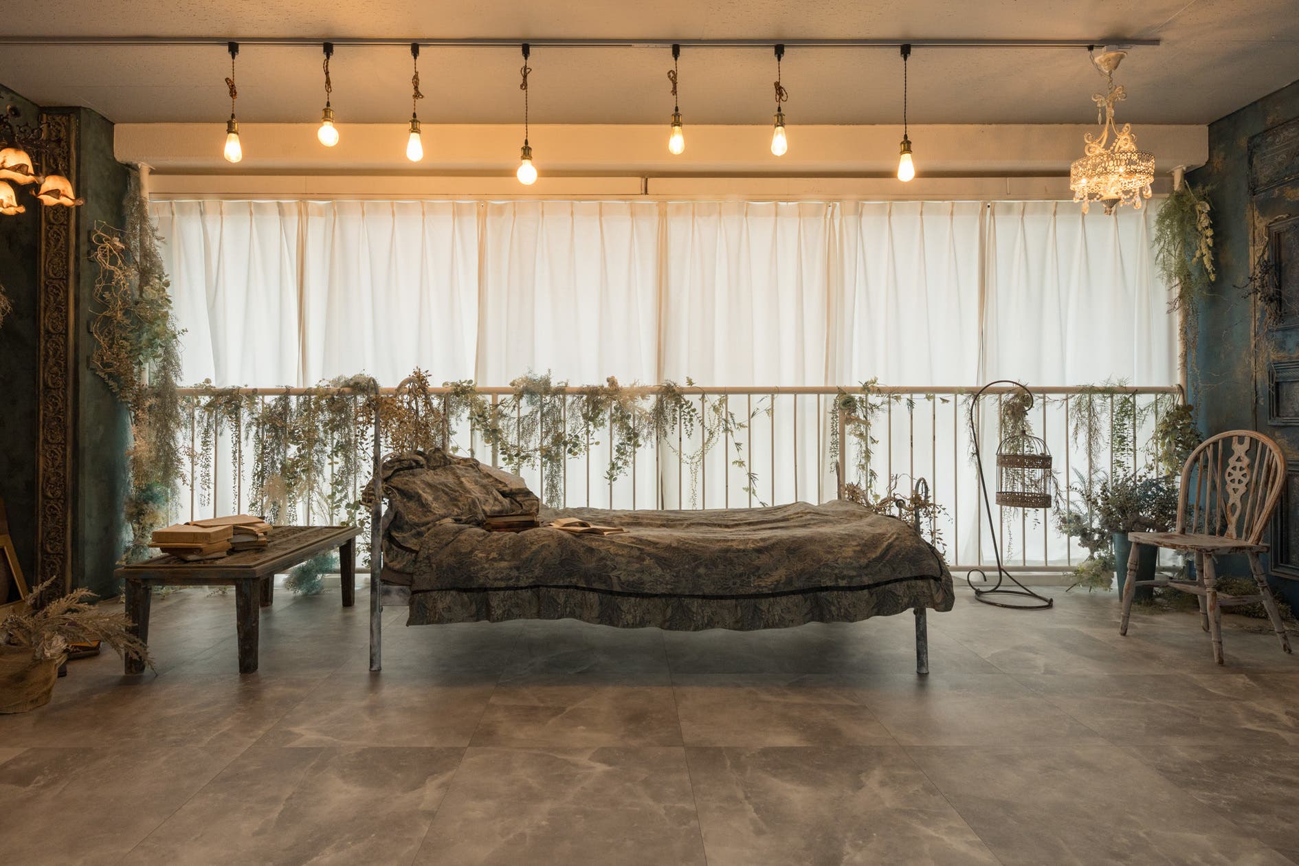 【エリックスタジオ】ダーク&クラシックの異世界空間！大きな窓も備えた廃墟風スタジオの写真8