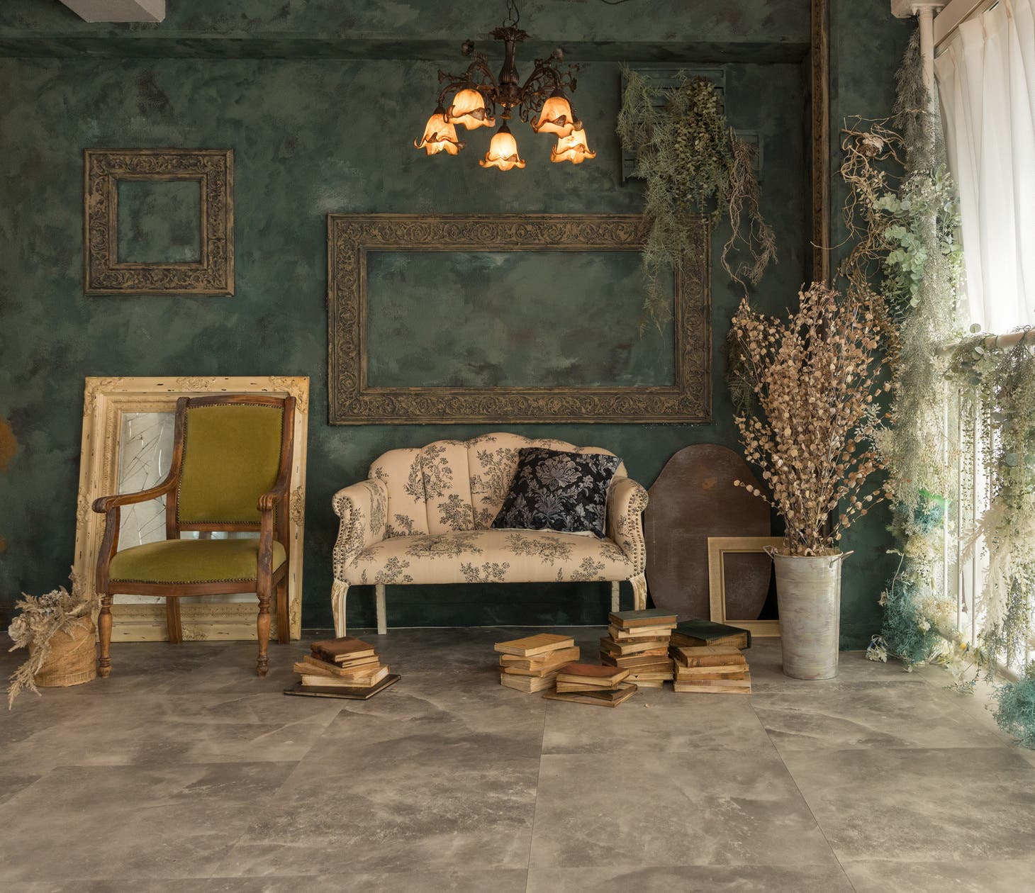 【エリックスタジオ】ダーク&クラシックの異世界空間！大きな窓も備えた廃墟風スタジオの写真9