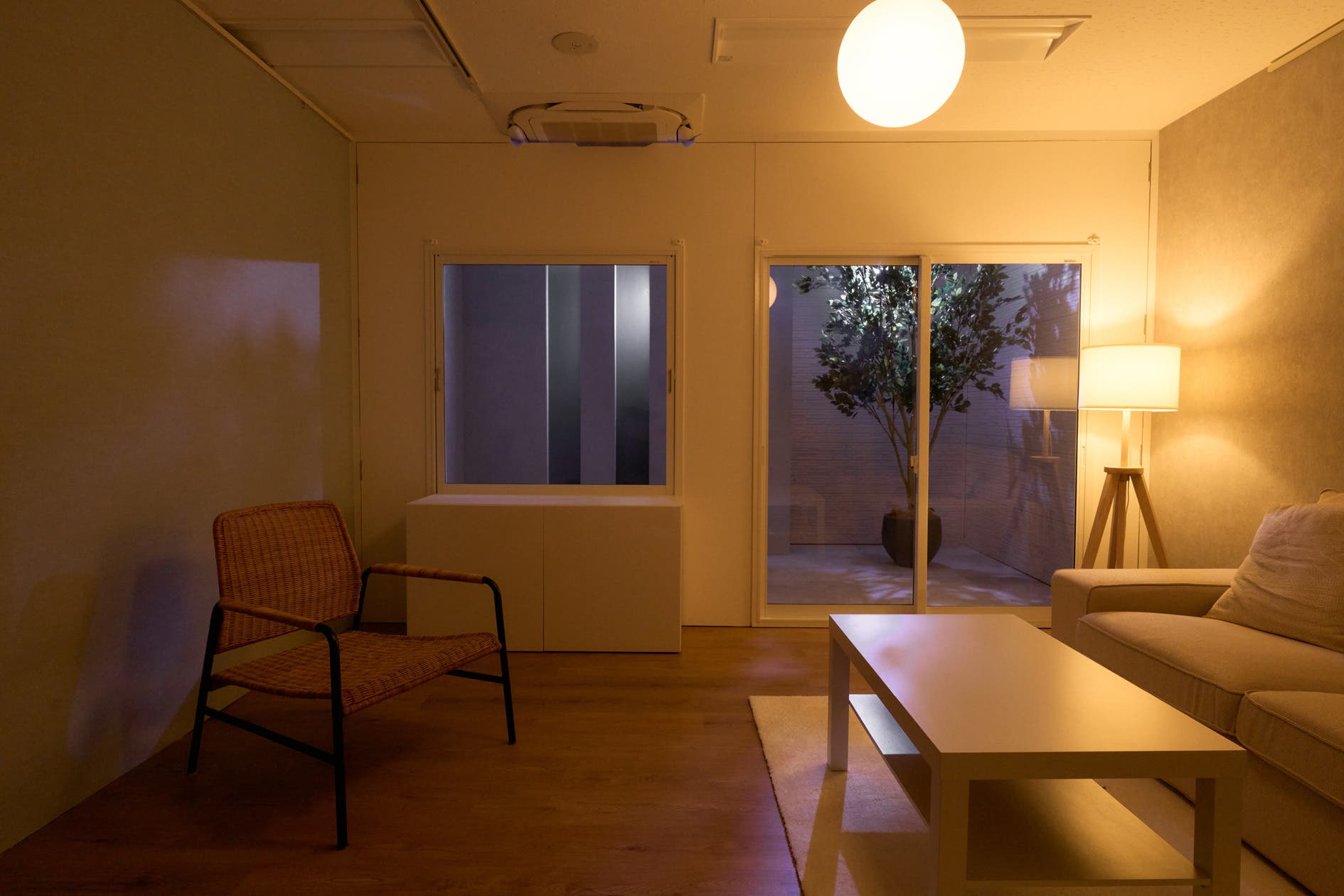 博多駅から徒歩8分。朝の光も夜の光もボタン1つでDayforNightをコンセプトとしたスタジオ LOOP HAKATA403の写真2