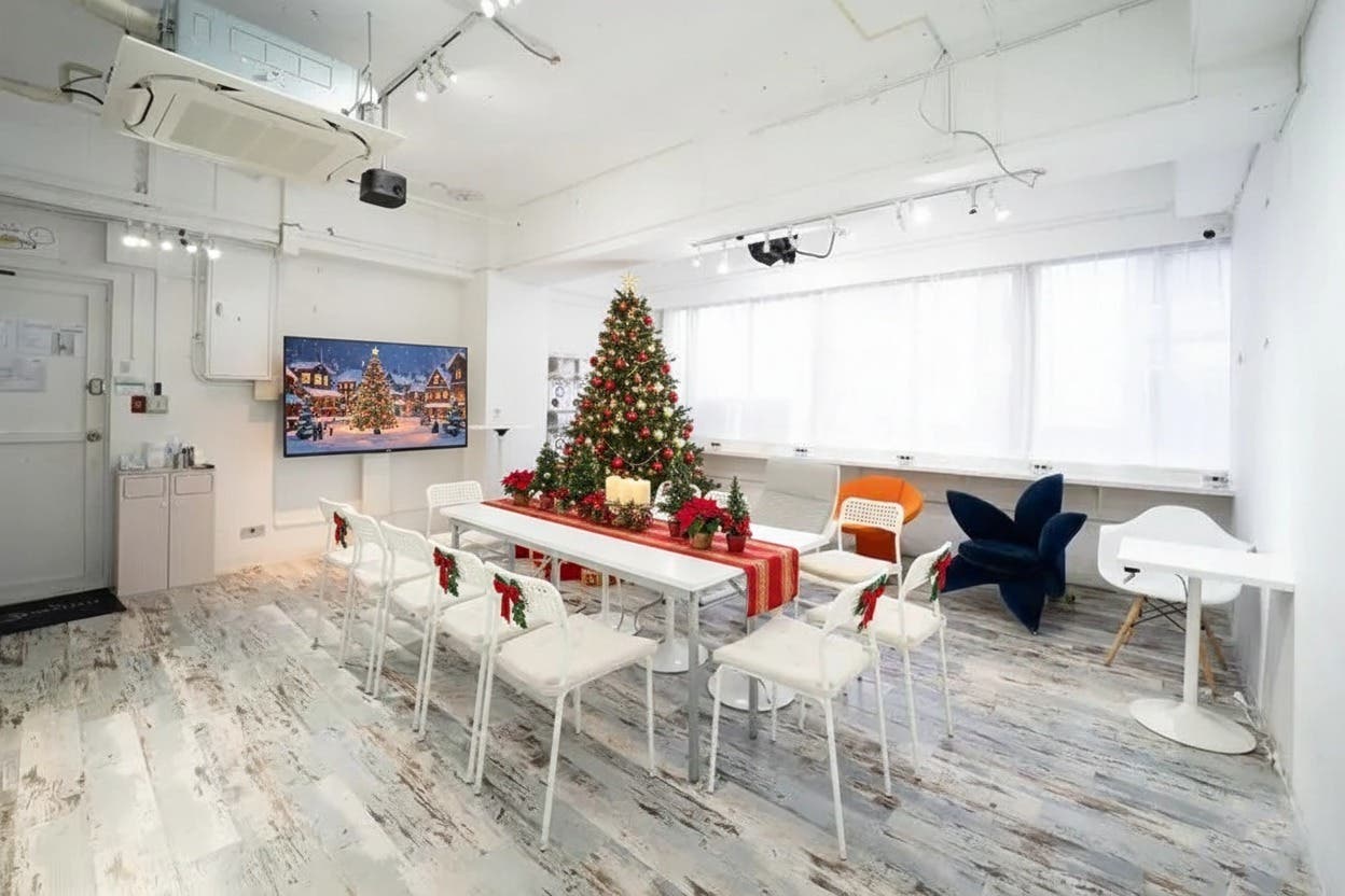 クリスマスOK🎄1号店 窓5m自然光◎｜新宿西口駅2分/JR新宿駅7分｜機材無料◎撮影スタジオ｜土足！エレベーター有｜90平米の写真2