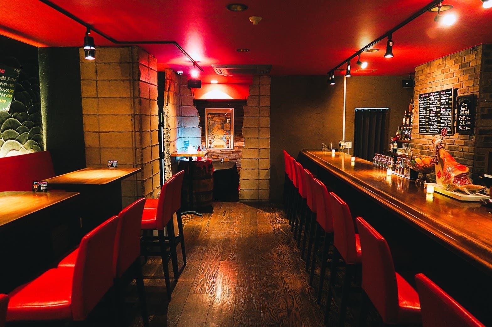 葛西駅から徒歩2分環七沿いの地下1Fにあるバーの写真5