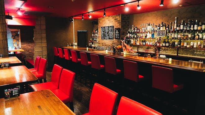 葛西駅から徒歩2分環七沿いの地下1Fにあるバーの写真1