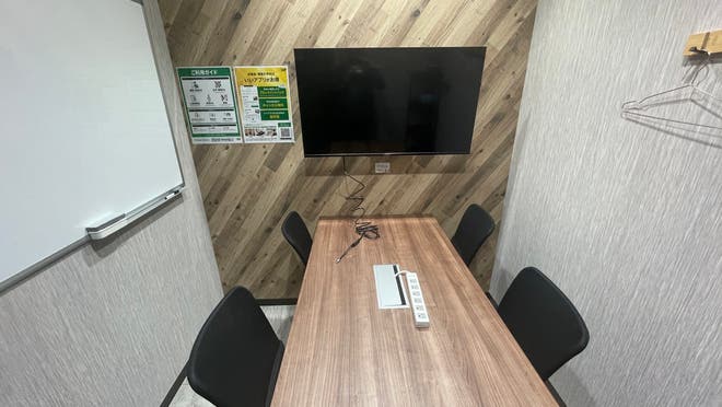 【恵比寿駅から徒歩1分】モニター・フリードリンク付き4名会議室(Room D)※予約時間前は入室不可 【3階】の写真1