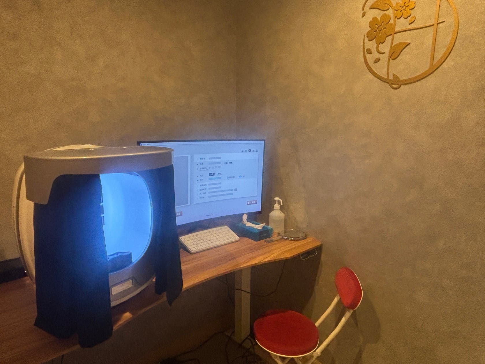 JR新宿西口より徒歩6分、大江戸線新宿西口D5出口からなら徒歩1分の美容クリニックの写真2