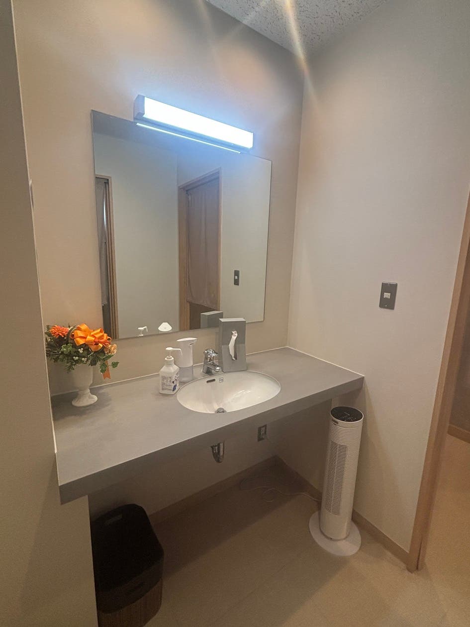 JR新宿西口より徒歩6分、大江戸線新宿西口D5出口からなら徒歩1分の美容クリニックの写真3