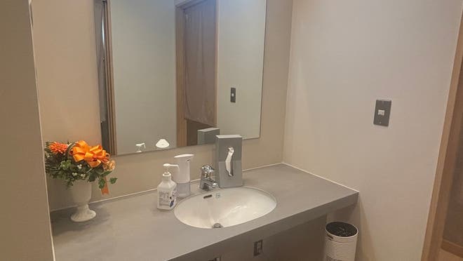 JR新宿西口より徒歩6分、大江戸線新宿西口D5出口からなら徒歩1分の美容クリニックの写真3