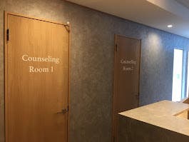 JR新宿西口より徒歩6分、大江戸線新宿西口D5出口からなら徒歩1分の美容クリニックの写真5