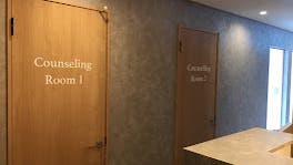 JR新宿西口より徒歩6分、大江戸線新宿西口D5出口からなら徒歩1分の美容クリニックの写真5