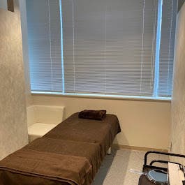 JR新宿西口より徒歩6分、大江戸線新宿西口D5出口からなら徒歩1分の美容クリニックの写真6