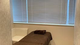 JR新宿西口より徒歩6分、大江戸線新宿西口D5出口からなら徒歩1分の美容クリニックの写真6