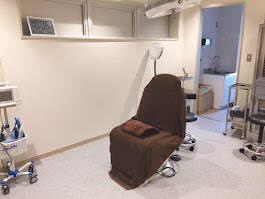 JR新宿西口より徒歩6分、大江戸線新宿西口D5出口からなら徒歩1分の美容クリニックの写真7