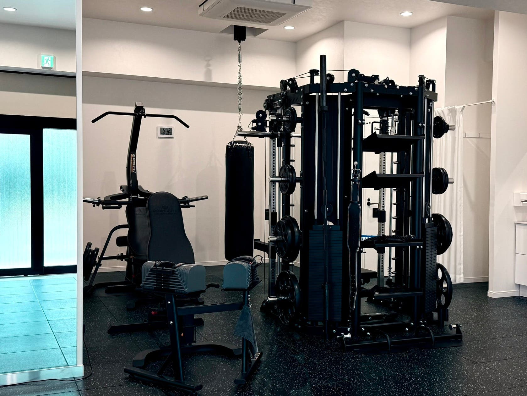 【新宿駅 新南口7分/代々木駅 東口3分】リノベ完成！サンドバッグ・マルチマシン・鏡張りスペース・更衣室付のプライベート空間！の写真1