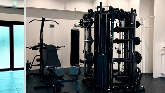 【新宿駅 新南口7分/代々木駅 東口3分】リノベ完成!サンドバッグ・マルチマシン・鏡張りスペース・更衣室付のプライベート空間!の写真1