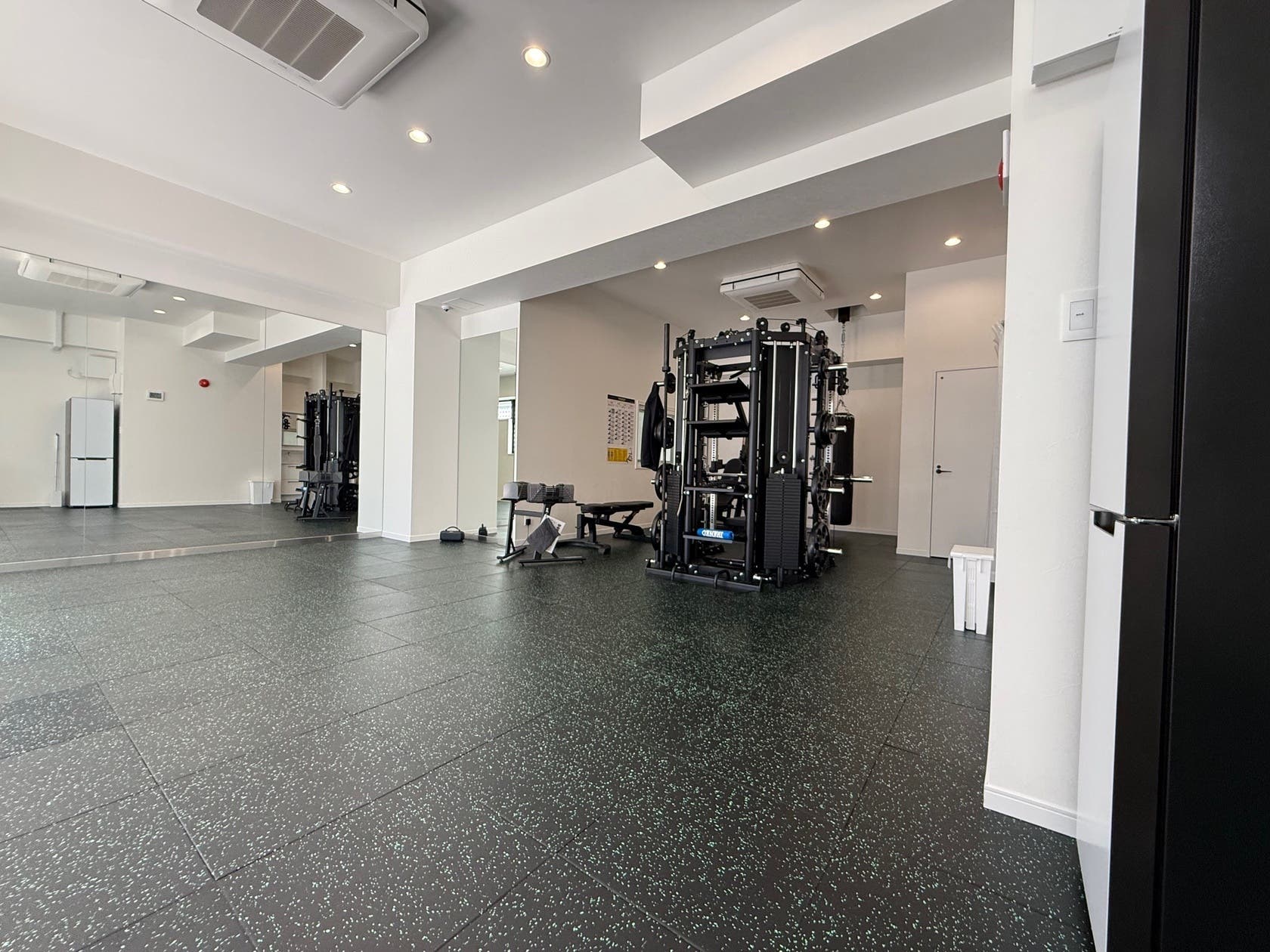 【新宿駅 新南口7分/代々木駅 東口3分】リノベ完成！サンドバッグ・マルチマシン・鏡張りスペース・更衣室付のプライベート空間！の写真3