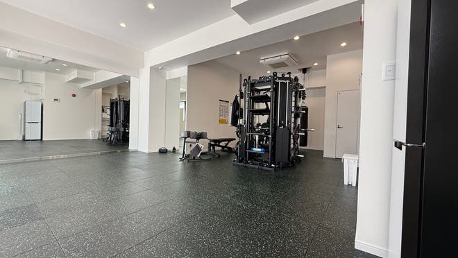 【新宿駅 新南口7分/代々木駅 東口3分】リノベ完成!サンドバッグ・マルチマシン・鏡張りスペース・更衣室付のプライベート空間!の写真3