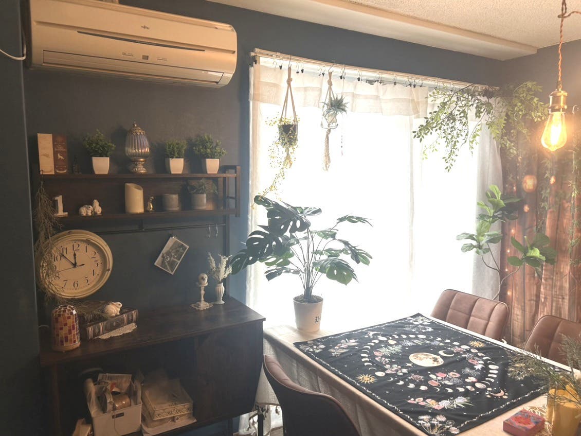 アンティーク調の癒し空間　4人掛けテーブル、椅子×4脚の写真1