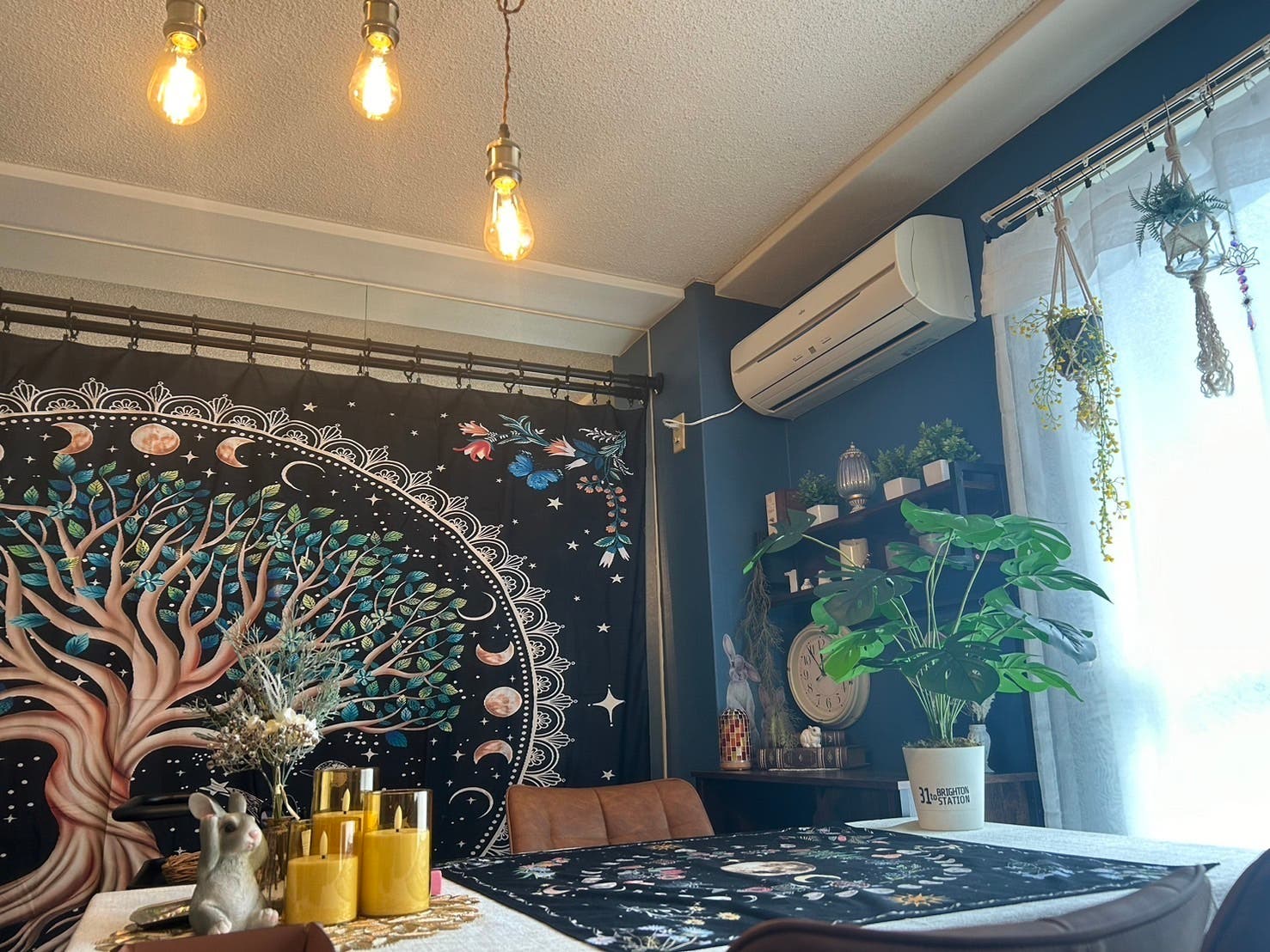 アンティーク調の癒し空間　4人掛けテーブル、椅子×4脚の写真2