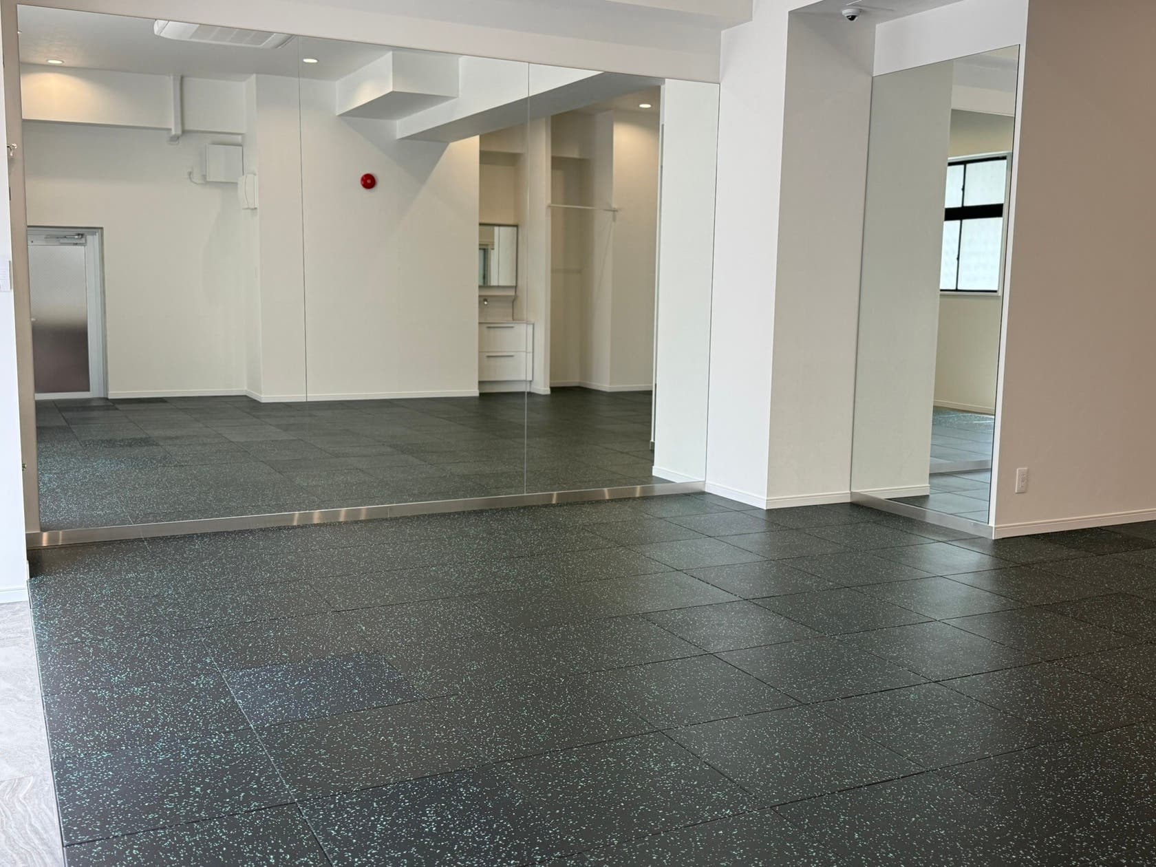 【新宿駅 新南口7分/代々木駅 東口3分】リノベ完成！サンドバッグ・マルチマシン・鏡張りスペース・更衣室付のプライベート空間！の写真5