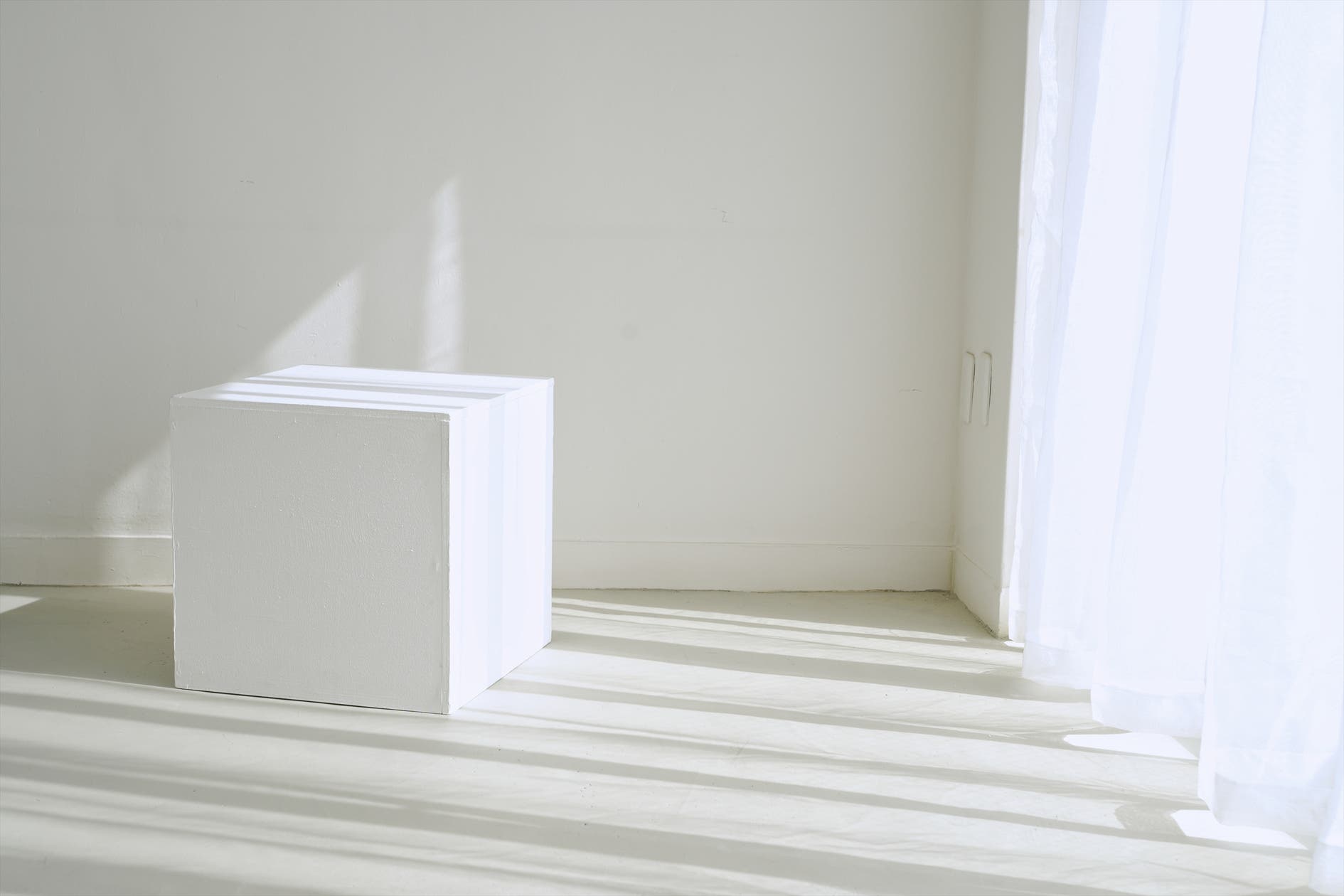 【新横浜エリア／小机駅30秒】移転＆新規OPEN　南北のW自然光×機材無料｜4Kモニター完備の白壁スタジオ｜studio µの写真8