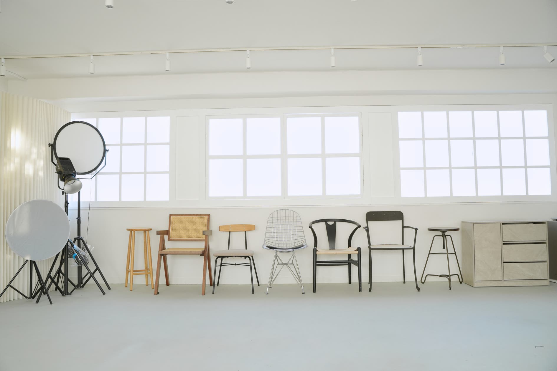 【新横浜エリア／小机駅30秒】移転＆新規OPEN　南北のW自然光×機材無料｜4Kモニター完備の白壁スタジオ｜studio µの写真9