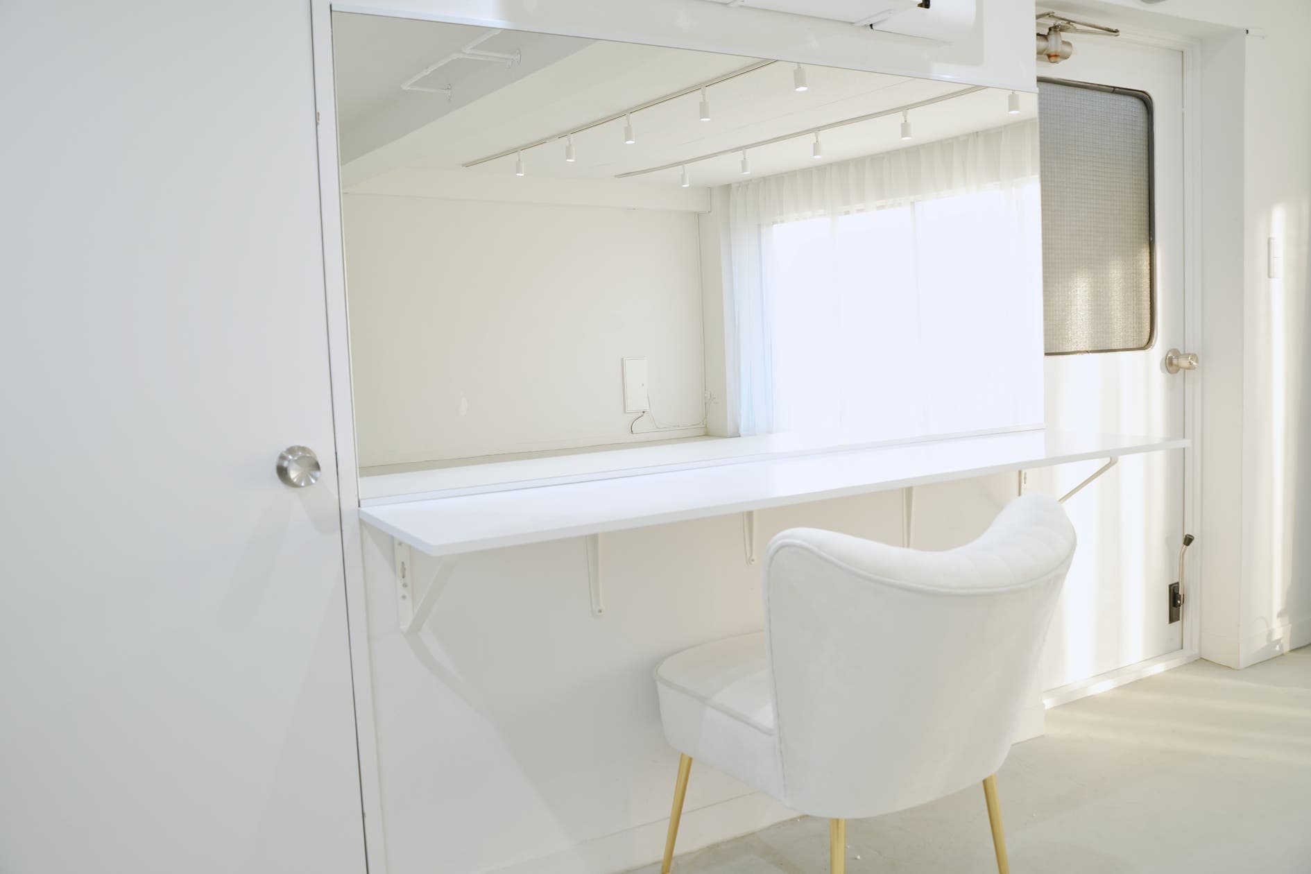 【新横浜エリア／小机駅30秒】移転＆新規OPEN　南北のW自然光×機材無料｜4Kモニター完備の白壁スタジオ｜studio µの写真12