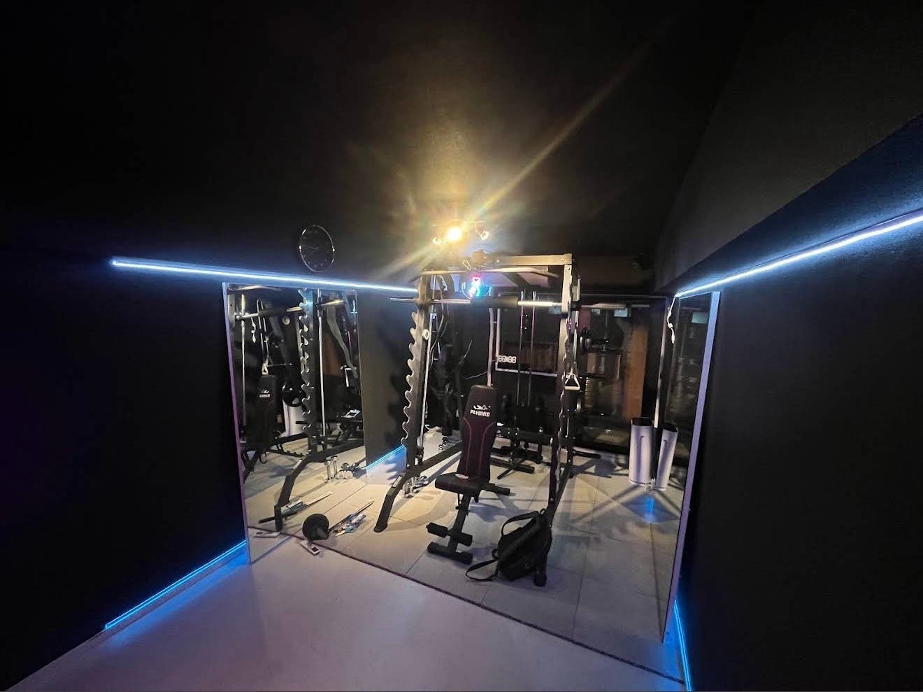 東新宿の隠れ家映えジム！大鏡・撮影ライト・三脚・化粧台完備！動画撮影・ダンス・自主トレに最適な貸切空間！の写真1