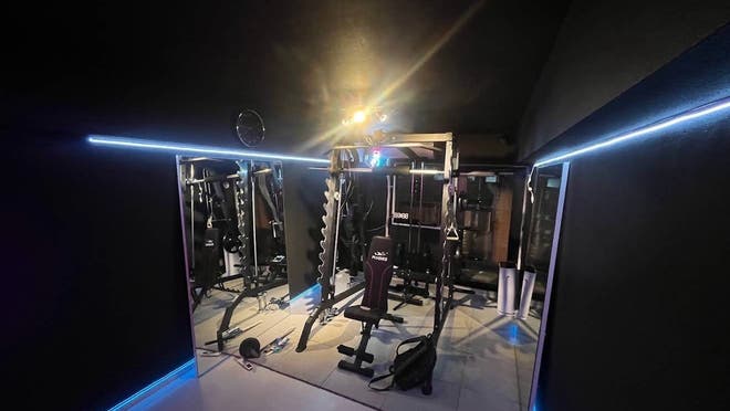 東新宿の隠れ家映えジム!大鏡・撮影ライト・三脚・化粧台完備!動画撮影・ダンス・自主トレに最適な貸切空間!の写真1