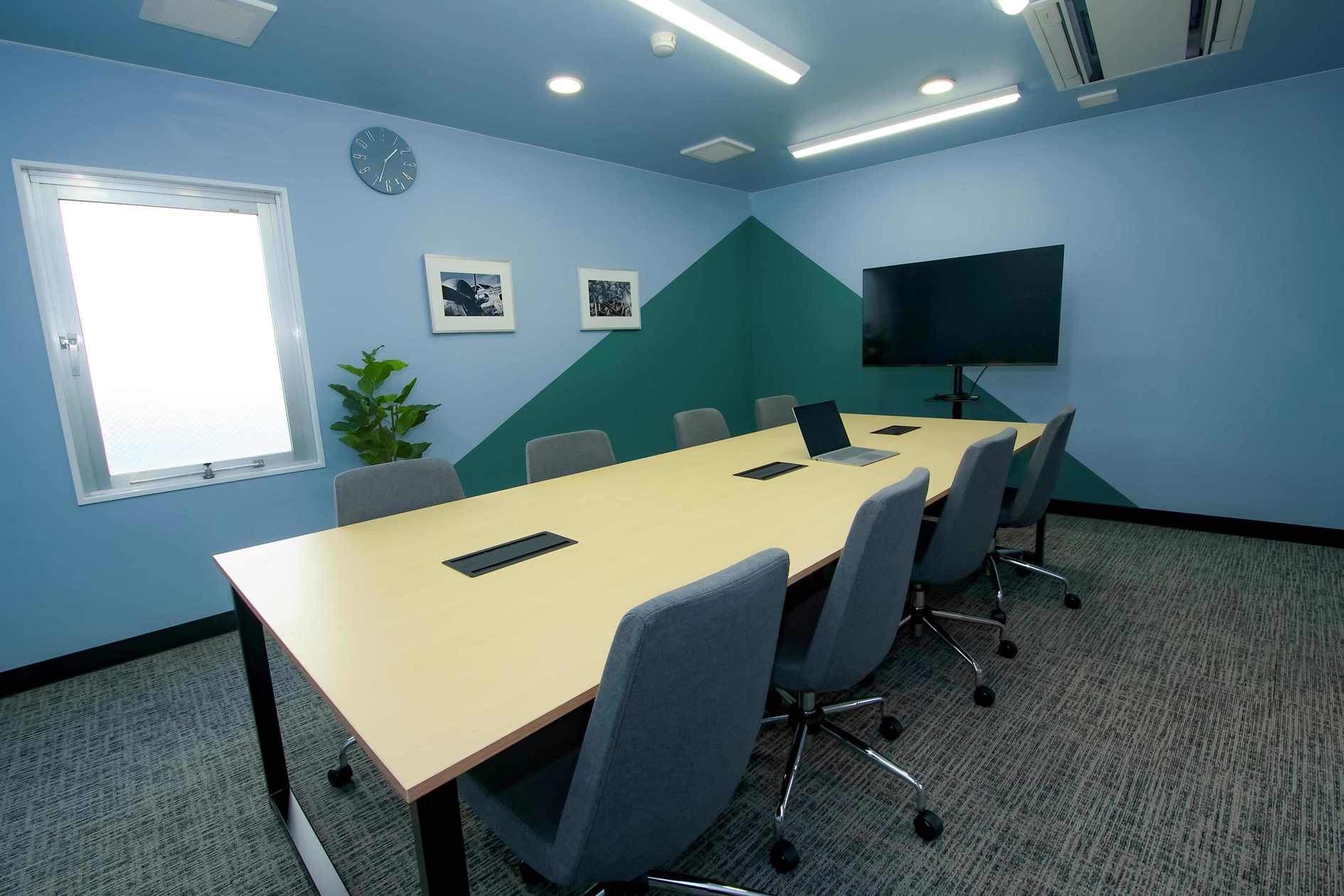 シェアオフィスMIRAI　8名用会議室。の写真1