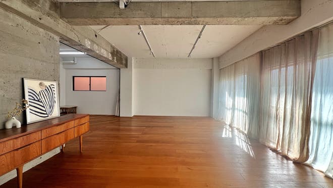 【✨12月限定20%OFFキャンペーン✨】無垢チーク床×ヴィンテージ家具の、撮影や多目的利用に最適なスペース。の写真1