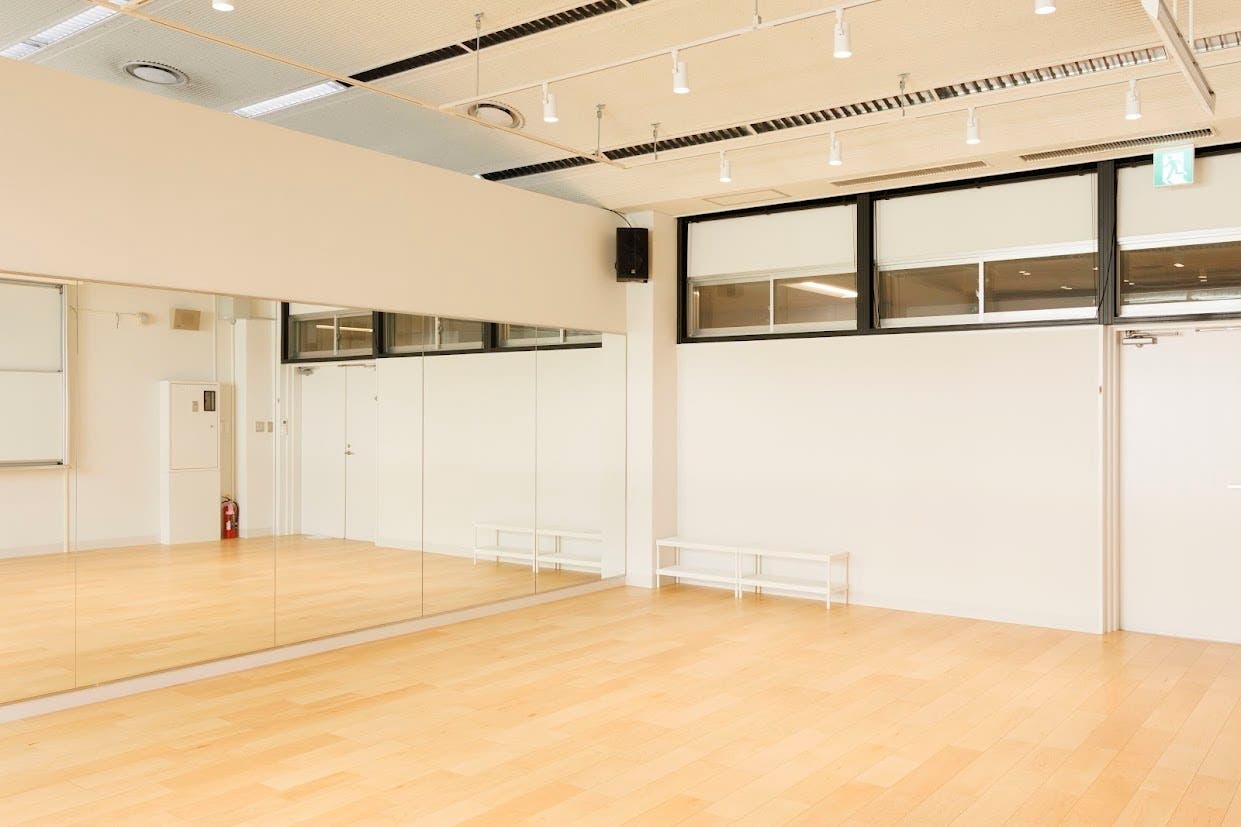 【STUDIO B(フローリング/ミラー)】「HOME/WORK VILLAGE」内にある48.2㎡のフローリングスタジオの写真1