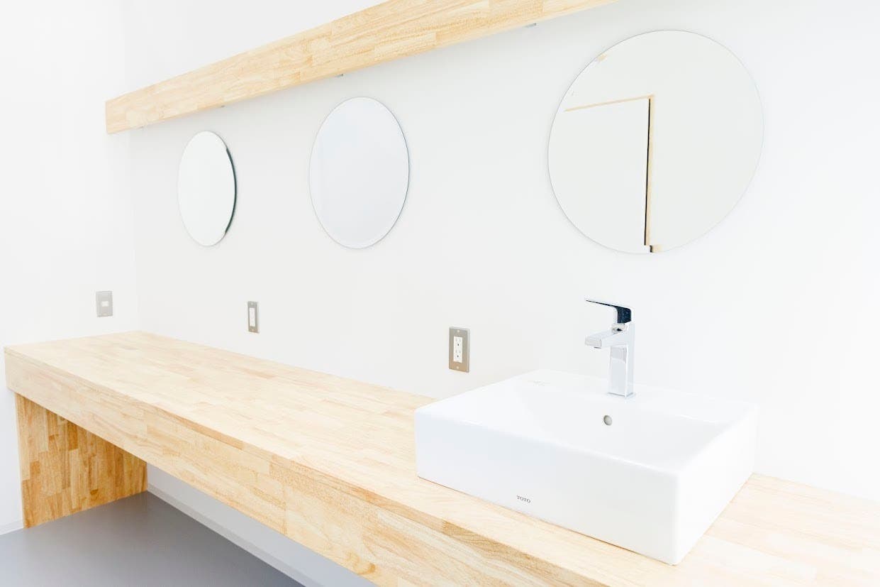 【CLUBHOUSE】「HOME/WORK VILLAGE」内のneighbors受付脇にある33.6㎡の土足スペースです。の写真3