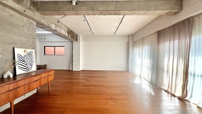 【✨12月限定20%OFFキャンペーン✨】無垢チーク床×ヴィンテージ家具の、撮影や多目的利用に最適なスペース。の写真1