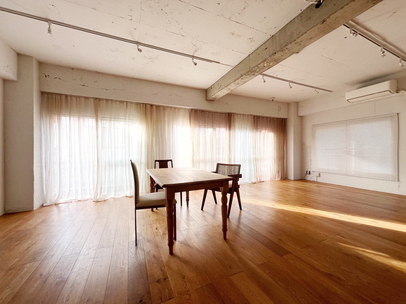  【✨12月限定20%OFFキャンペーン✨】無垢チーク床×ヴィンテージ家具の、撮影や多目的利用に最適なスペース。の写真5